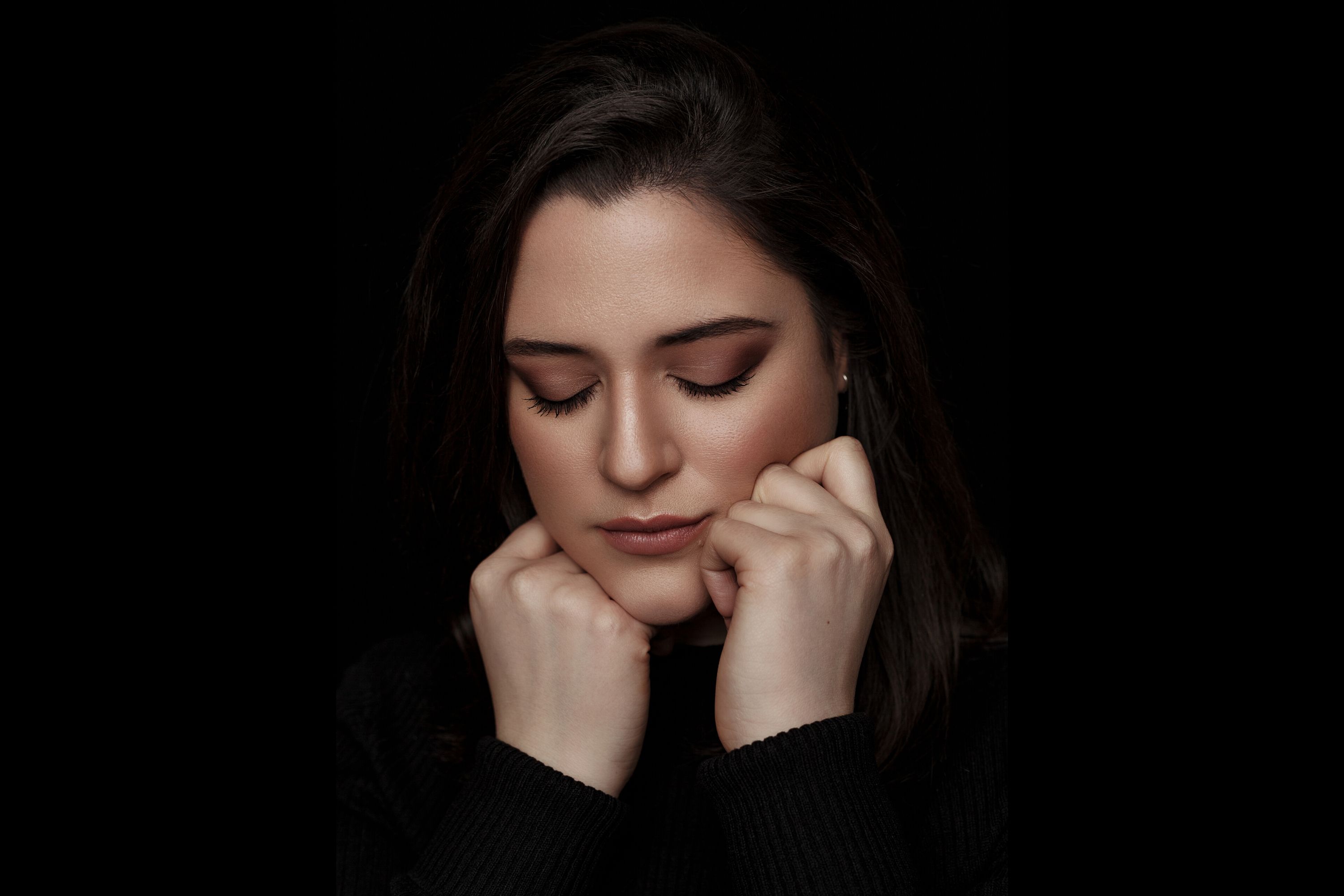 Val vuelve a sorprender junto a sencillo "Hold Me Again"