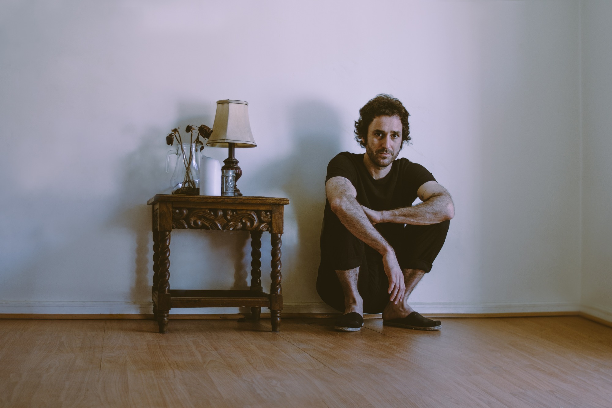 JuanJuan presenta su primer lyric video "Atrapado"