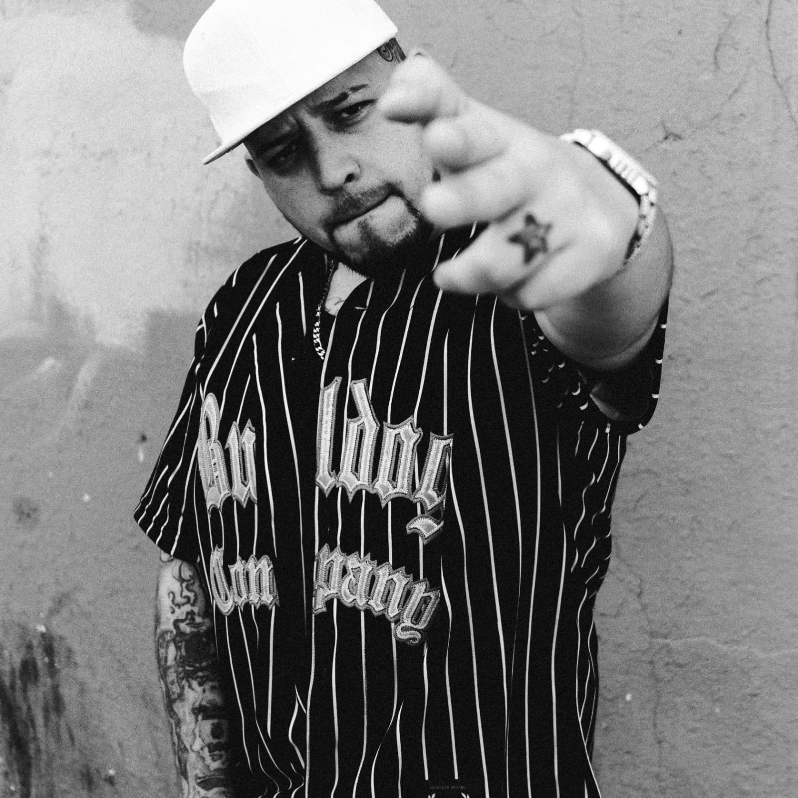 El Pocho presenta su sencillo "Los Bajo"