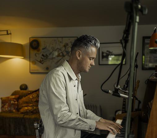 Tom Chaplin estrena nuevo single “Gravitational”, adelanto de su ...