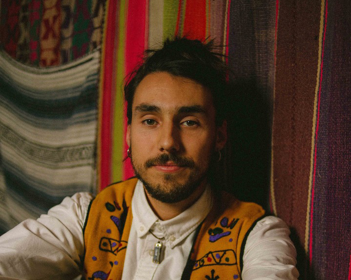 Laró invita a “Bailar en la Cuerda Floja” en su nuevo videoclip