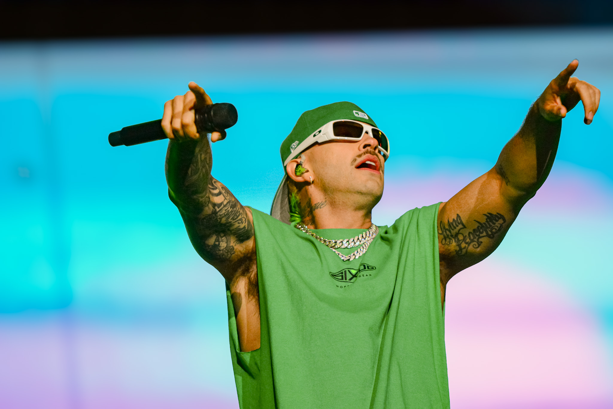 El verde de Feid se tomo el cierre de la primera jornada de ...