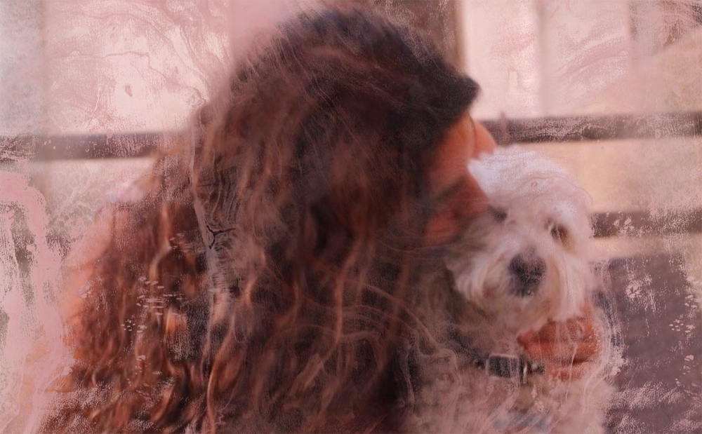 Montse lanza su nuevo single "Simón" sobre la partida de su hermano perruno