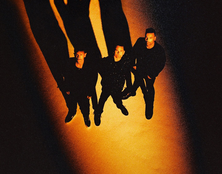 Muse regresa con el potente single "Unravelling"