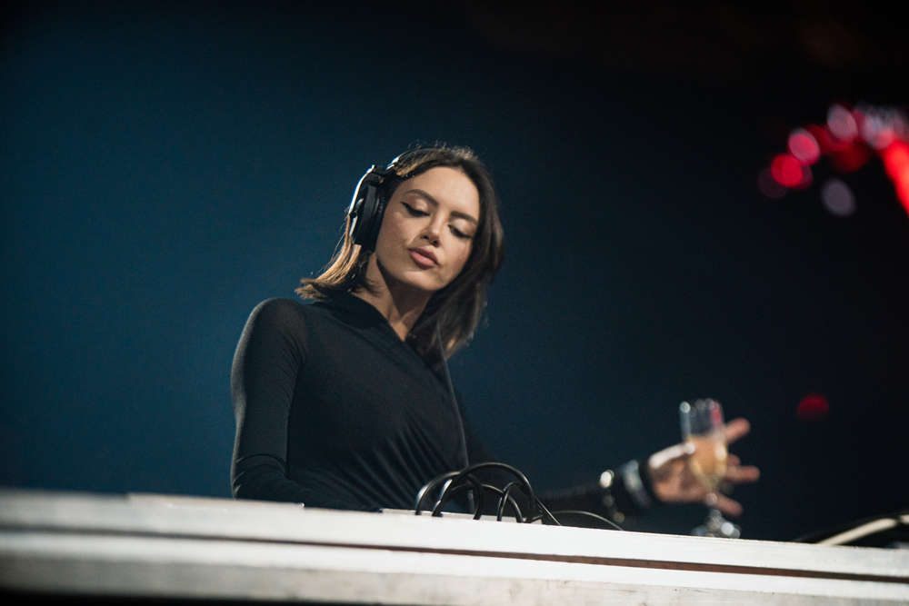 Sara Landry regresó a Chile con un demoledor set de techno industrial y ...