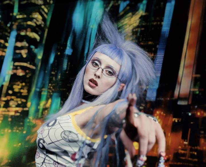 La provocadora del pop Ashnikko lanza su nuevo álbum "Smoochies"